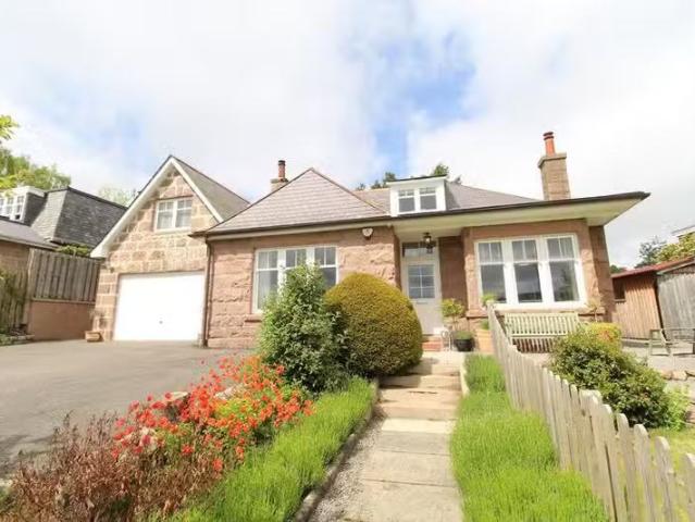 Charming 2 BA 5 bedroom detached house for rent in Ramsay Road.