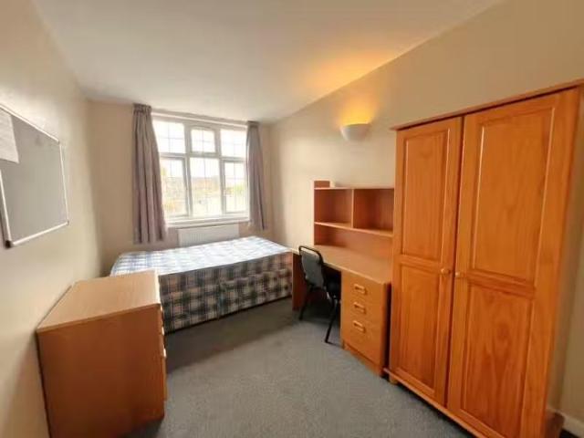 Cheap 2 BA 5 bedroom flat for rent in Saint Nicholas Street, B.