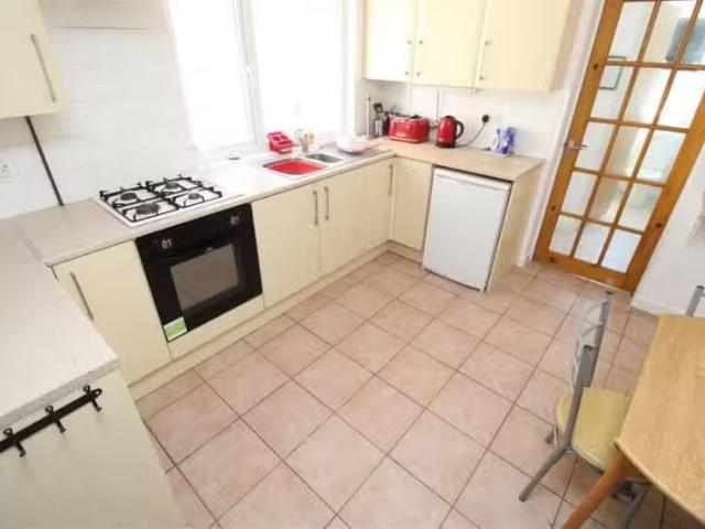 Cozy 2 BA 5 bedroom house for rent in Bertha Street Treforest.