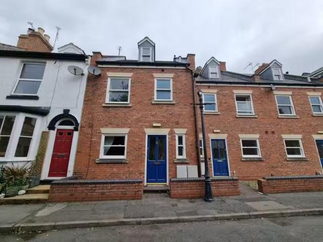 New 2 BA 6 bedroom terraced house for rent in 37 Gordon Street.