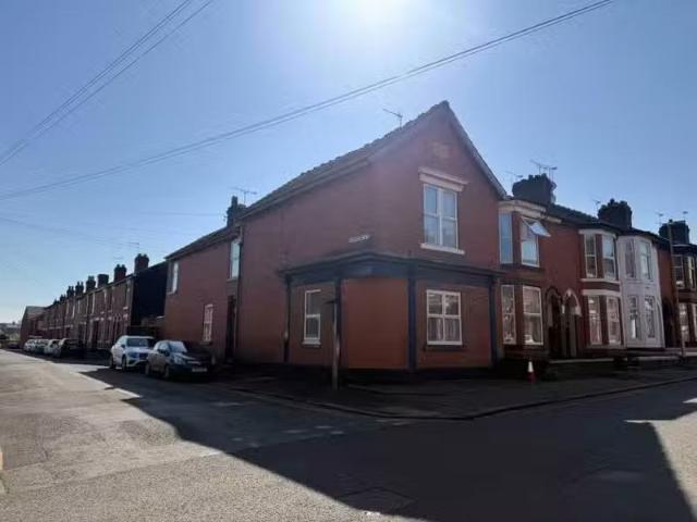 Charming 2 BA 6 bedroom terraced house for rent in Walthall St.