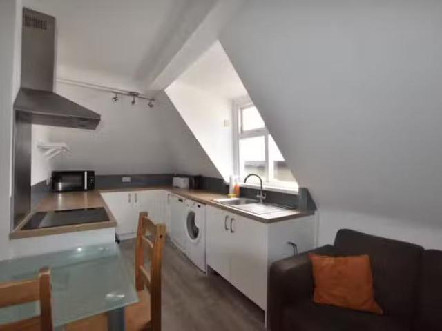 For Rent! 2 BA 6 bedroom terraced house for rent in Whiteladie.