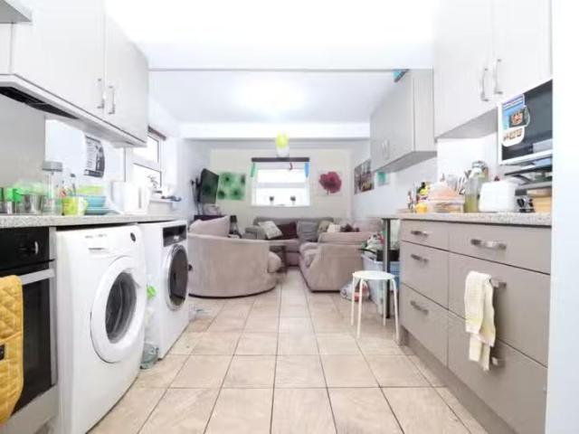 Unique 2 BA 6 bedroom terraced house for rent in Manor Street.
