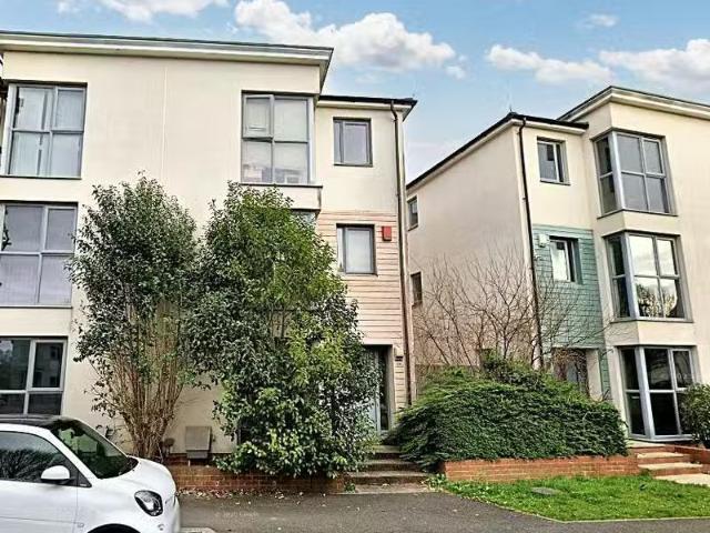 Charming 2 BA 6 bedroom town house for rent in Long Down Avenu.