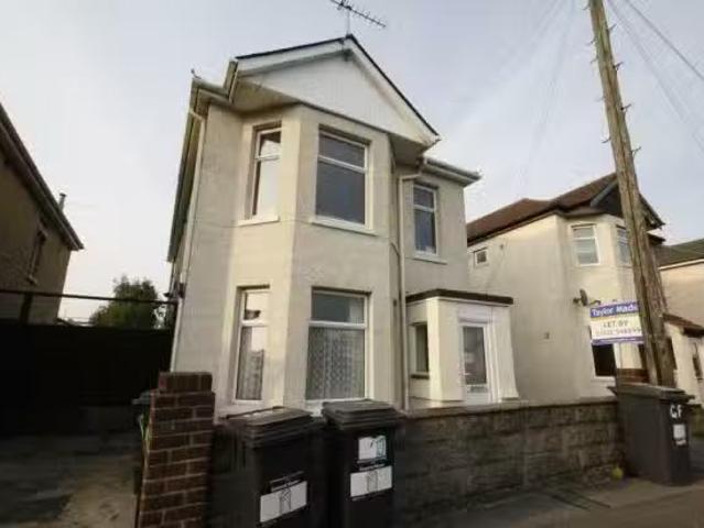 Deal! 2 BA 6 bedroom detached house for rent in Student house.
