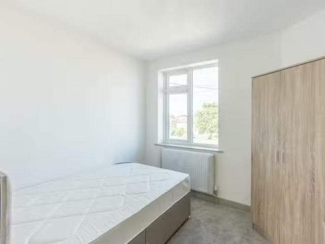 Deal! 2 BA 6 bedroom end of terrace house for rent in Station.