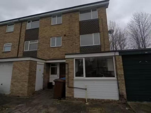 For Rent! 2 BA 6 bedroom house for rent in De Havilland Close.
