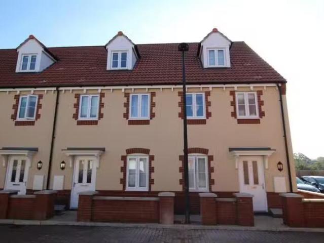 Cozy 2 BA 7 bedroom terraced house for rent in Foxglove Close.