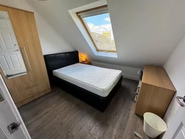 Cheap 2 BA 8 bedroom flat share for rent in 25P Nicolson Stree.