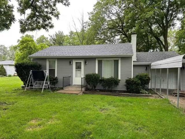 Charming 2 Bed 1 Bath Home in Chicago Heights Available to Re.