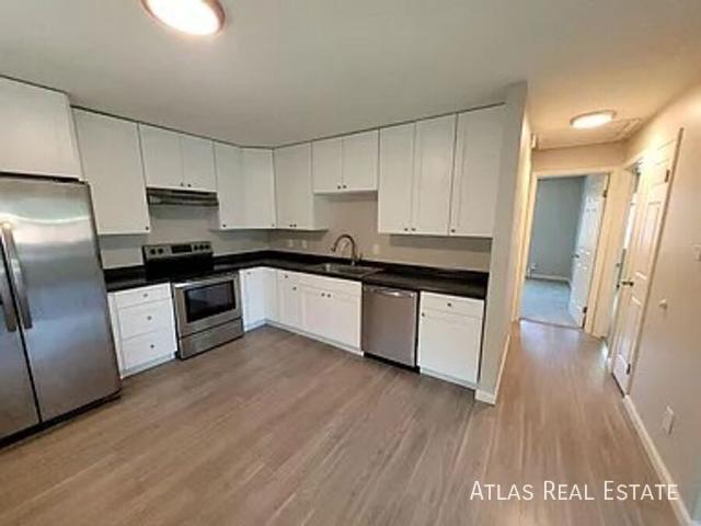 Charming 2 Bed / 1 Bath Apartment in Longmont – Great Location Near McIntosh Lake