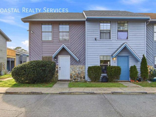 Charming 2 Bed Townhouse Retreat in Fort Walton Beach – Perfect Comfort in 967 Sq Ft!