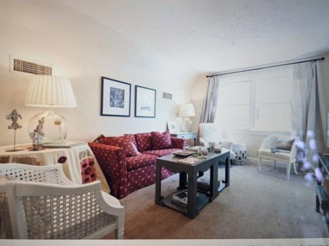 Charming 2 bed bath home with a fenced in backyard
