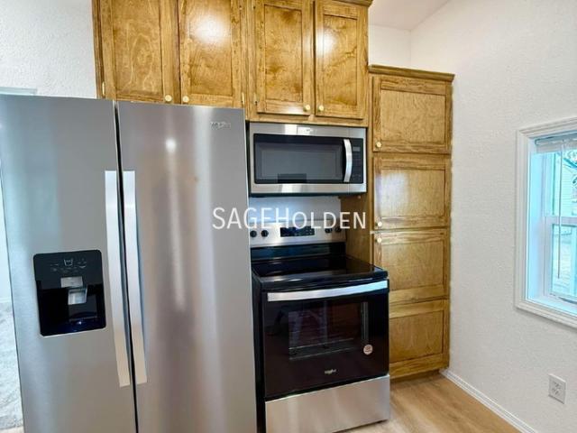 Charming 2 Bed Retreat in Mountain Home – Your Cozy Haven Awaits at 235 1/2 S. 10th E.!