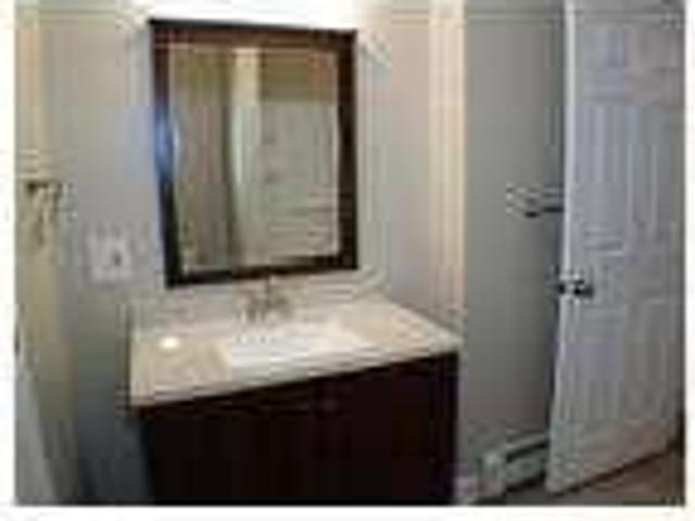 Charming 2 bedroom, 1 bath. Offstreet parking!