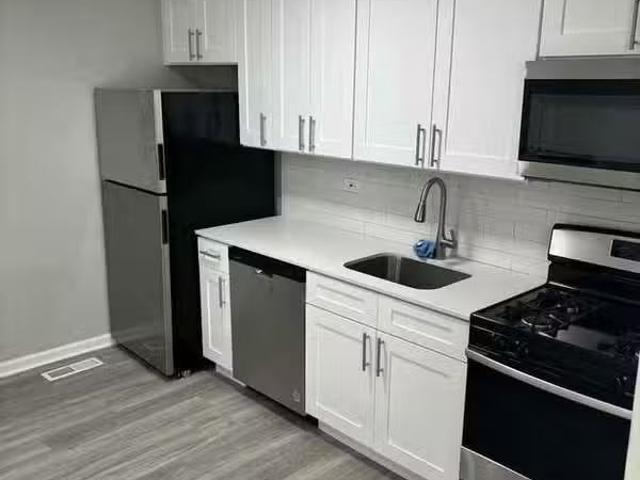 Charming 2 Bedroom, 1 Bathroom Apartment in Antioch, Illinois.