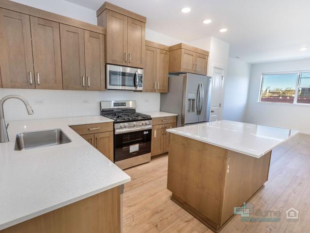 Charming 2 Bedroom, 2.5 Bathroom Home in Hillsboro