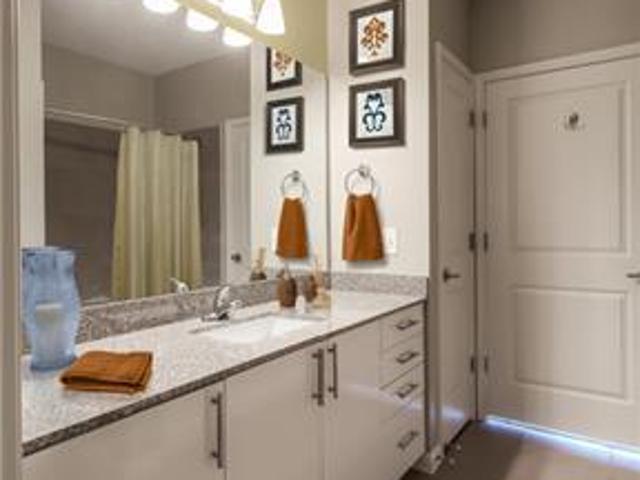 Charming 2 bedroom, 2 bath. Pet OK!