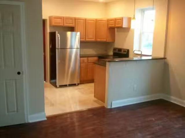 Charming 2 bedroom Apt on the First Floor in University City.