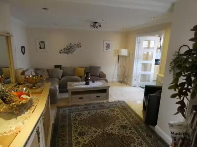 Deal! 2 bedroom apartment for rent in Ninedells Place, ST. ALB.