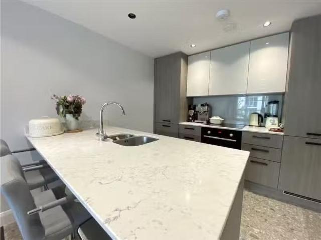 Rental! 2 bedroom apartment for rent in Alum Grange, 1 Burnaby.