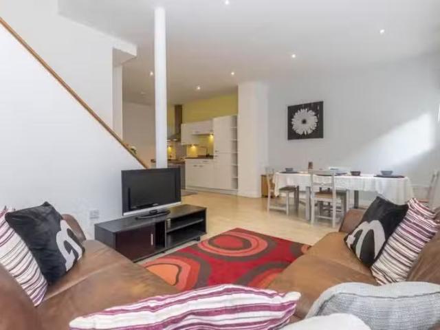 Nice 2 bedroom apartment for rent in Holliday Wharf, Waterfron.