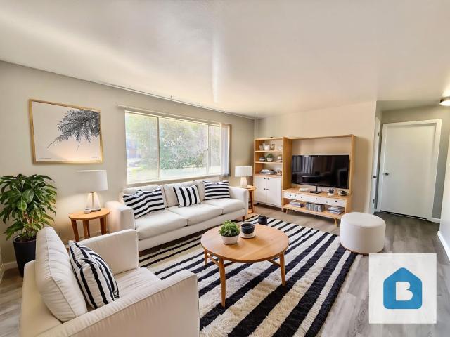 Charming 2 Bedroom Apartment with Breathtaking Mountain Views!