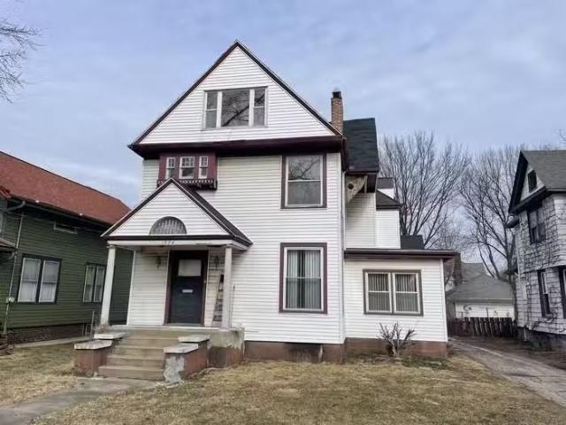 Charming 2 Bedroom Apartment with Hardwood Floors & Deck – $1.