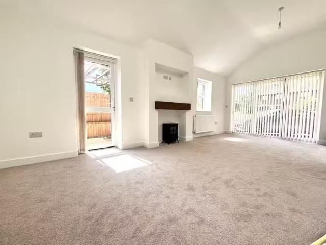 Nice 2 bedroom bungalow for rent in The Yard, Tower Hill, Bidf.