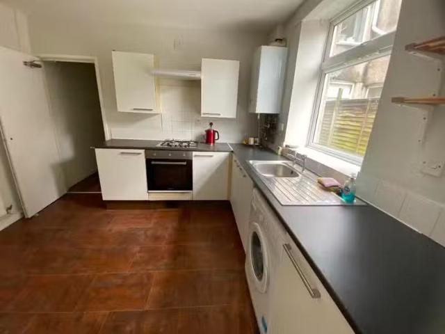 Deal! 2 bedroom ground floor flat for rent in Penarth Road, Ca.