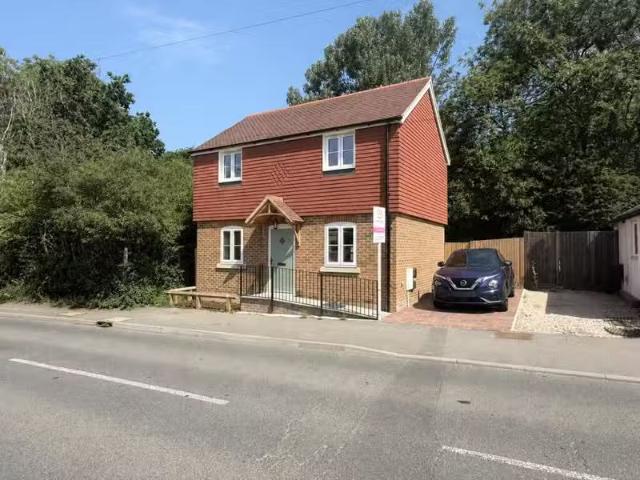 Charming 2 bedroom detached house for rent in Upper Horsebridg.