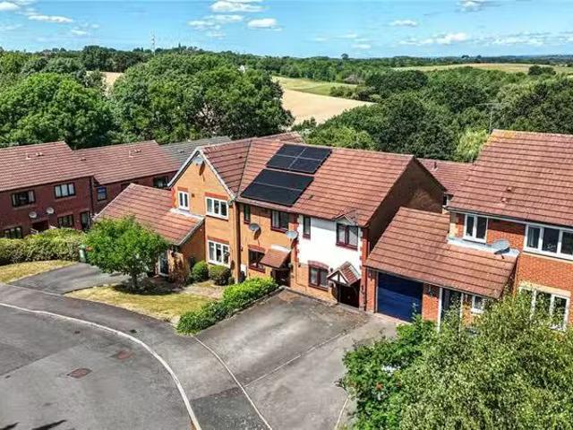 Nice 2 bedroom end of terrace house for rent in Woodland Way.