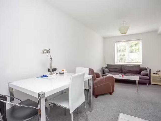 Rental! 2 bedroom Flat to rent, Stoneylands Road, Egham, TW20.