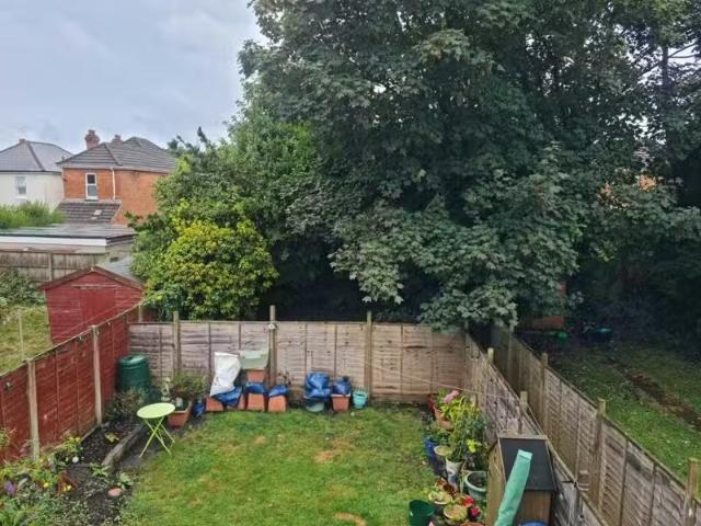 Rental! 2 bedroom flat for rent in 2 Double Bedroom First Floo.