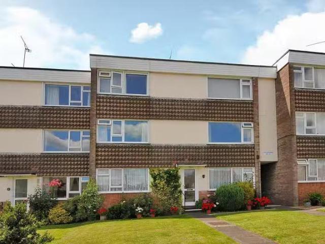 Charming 2 bedroom flat for rent in 3 Winton Court Winton Road.