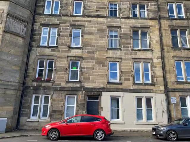 Charming 2 bedroom flat for rent in Waverley Park, Edinburgh.