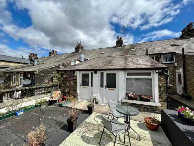 Cheap 2 bedroom flat for rent in Bradford Road, Shipley, West.
