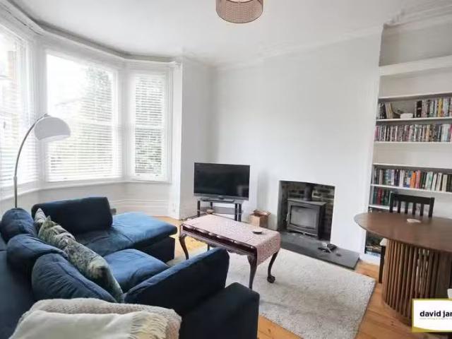Cozy 2 bedroom flat for rent in Cambridge Road, Bromley, BR1
