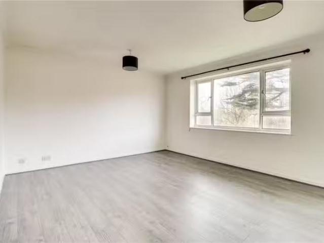 Cheap 2 bedroom flat for rent in Ox Lane, Harpenden, Hertfords.