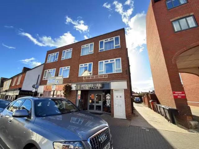 Cheap 2 bedroom maisonette for rent in High Street, Maldon, Es.