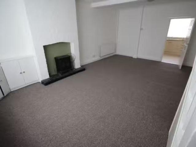 Cozy 2 bedroom Mid Terrace House to rent, Clayton Street, Skel.