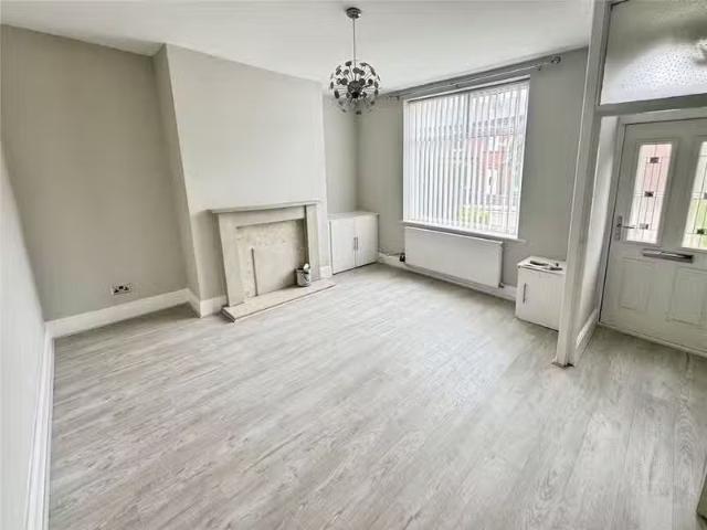 Cheap 2 bedroom Mid Terrace House to rent, Memorial Road, Wors.