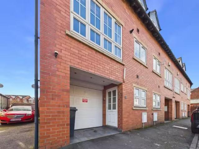 New 2 bedroom town house for rent in Clarendon Road, Kenilwort.