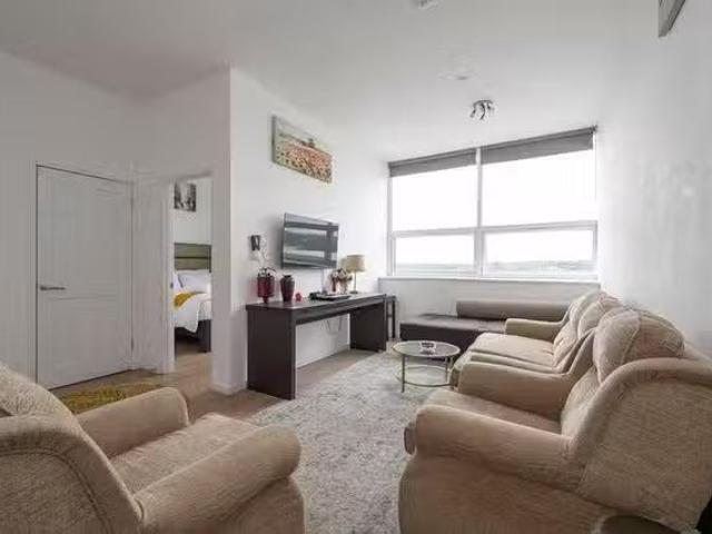 Nice 2 BR Halfords Lane