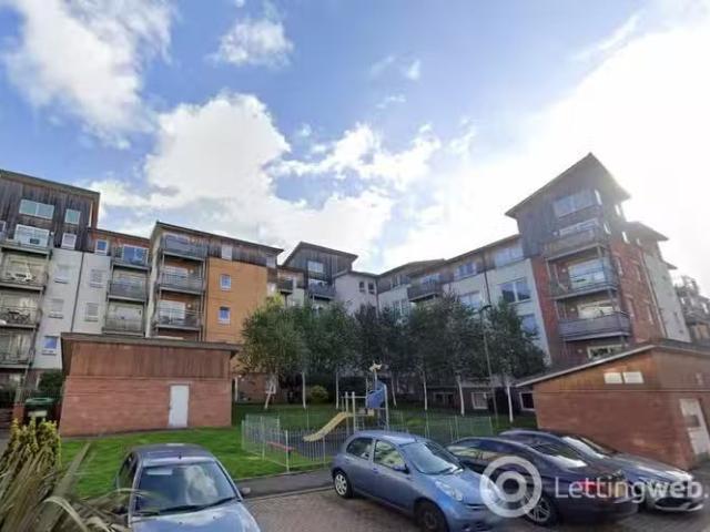 Cheap 2 BR Property to rent in 11, Albion Gardens, Edinburgh.