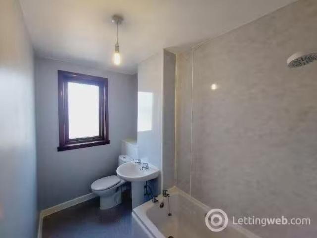 Cozy 2 BR Property to rent in 55 Kirk Street, Dundee, DD2 3EN