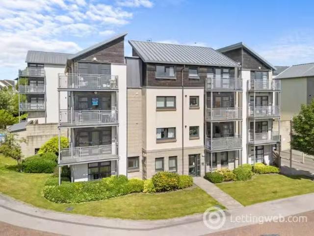 Unique 2 BR Property to rent in 99 Hammerman Drive, Aberdeen.