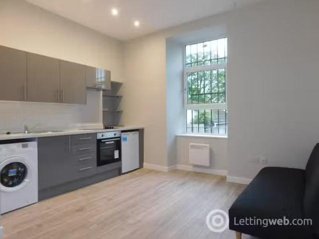 Deal! 2 BR Property to rent in Constitution Street, City Centr.