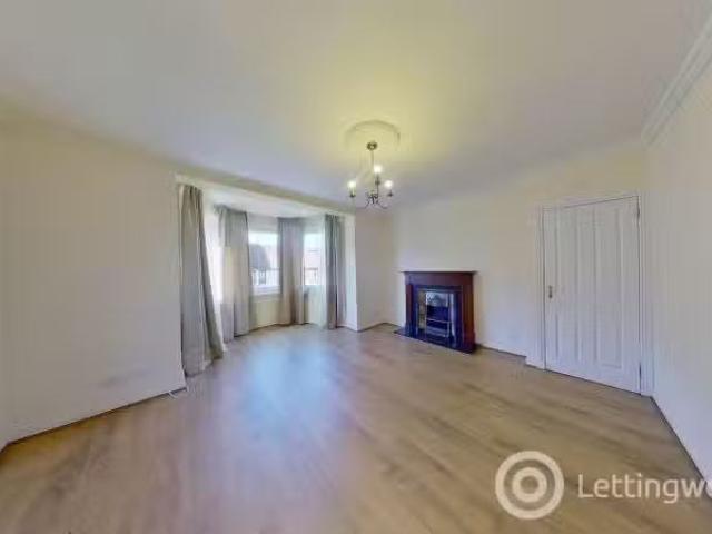 Charming 2 BR Property to rent in Craigmillar Castle Loan, Edi.