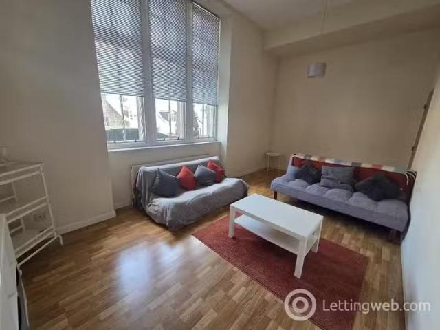 Charming 2 BR Property to rent in Crown Street, New Century Ho.